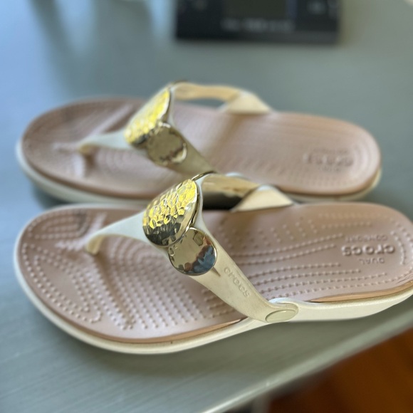 CROCS | Shoes | Crocs Sanrah Disc Thongs Cream Sz 6 | Poshmark